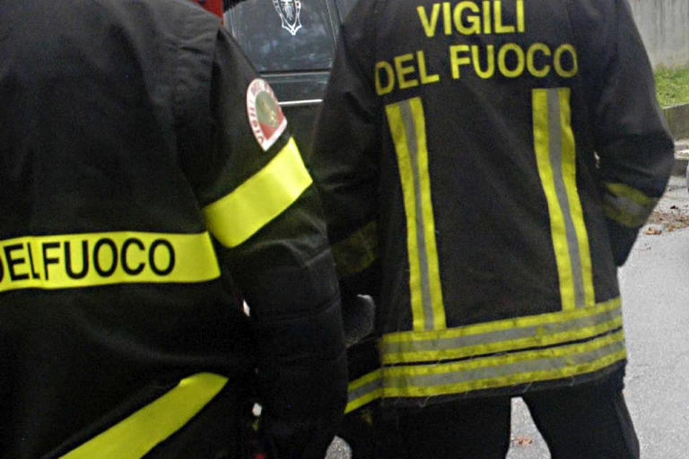 Primi incendi in Sicilia, le fiamme minacciano Avola: l’intervento dei ...