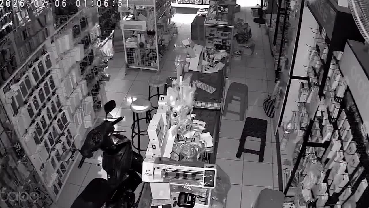 Shops shake as earthquake strikes buildings in Indonesia