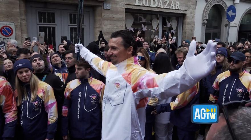 Ibrahimovic tedoforo: accende la fiaccola e poi esulta così!