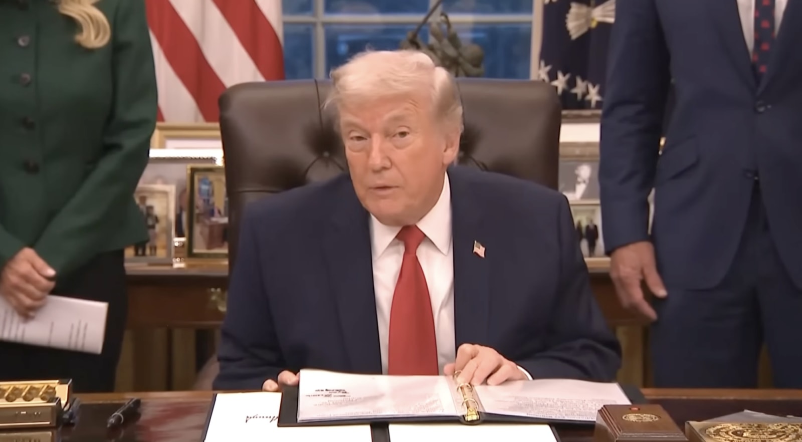 Donald Trump allegedly 'pooped' himself in Oval Office meeting, video ...