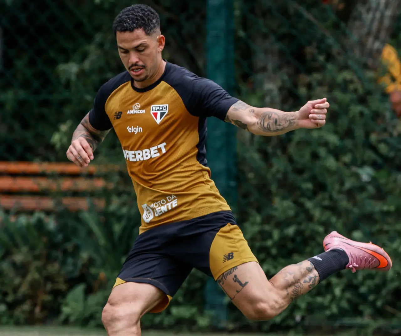 Luciano treina com o grupo e deve ser relacionado para pegar o ...