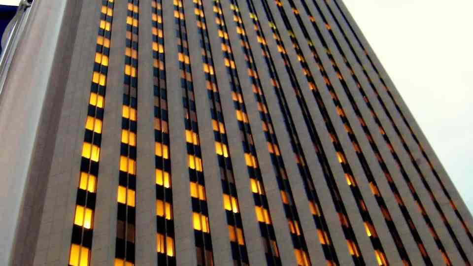 Chicago’s tallest building had a fatal flaw - 43,000 panels nearly ...