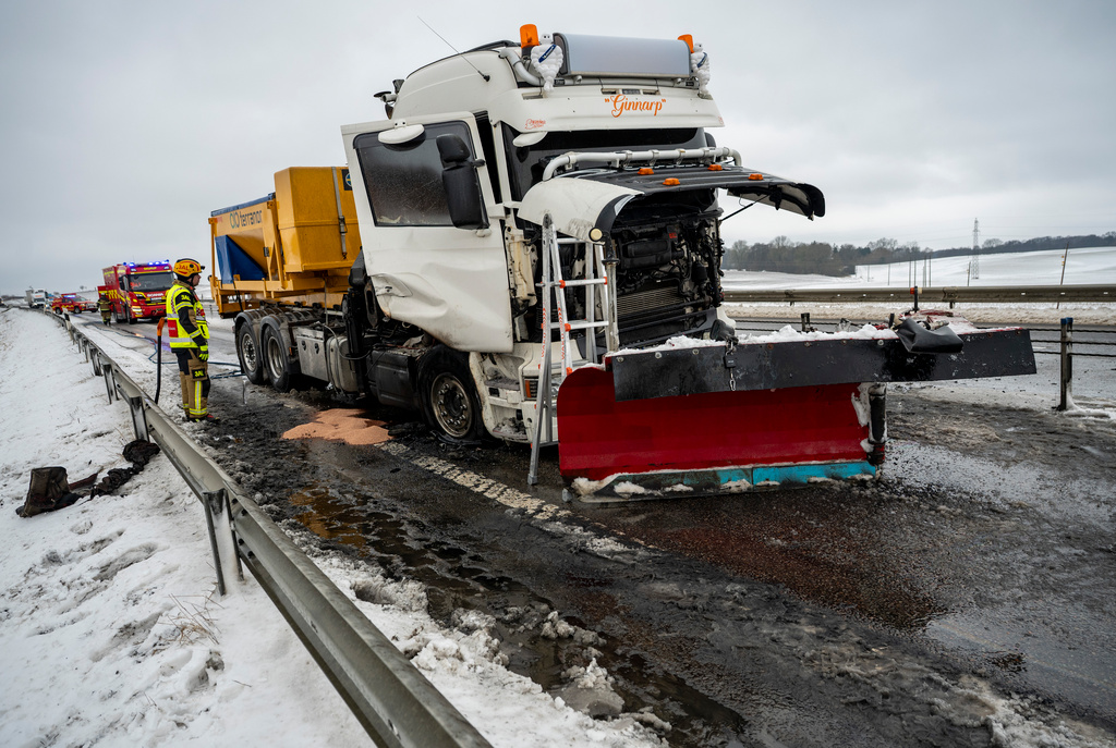 Plogbil började brinna – stopp på flera vägar