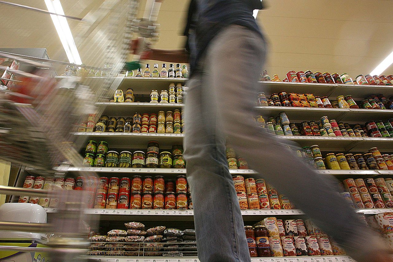 Preço do cabaz alimentar volta a subir e já é 72 euros mais caro do que ...