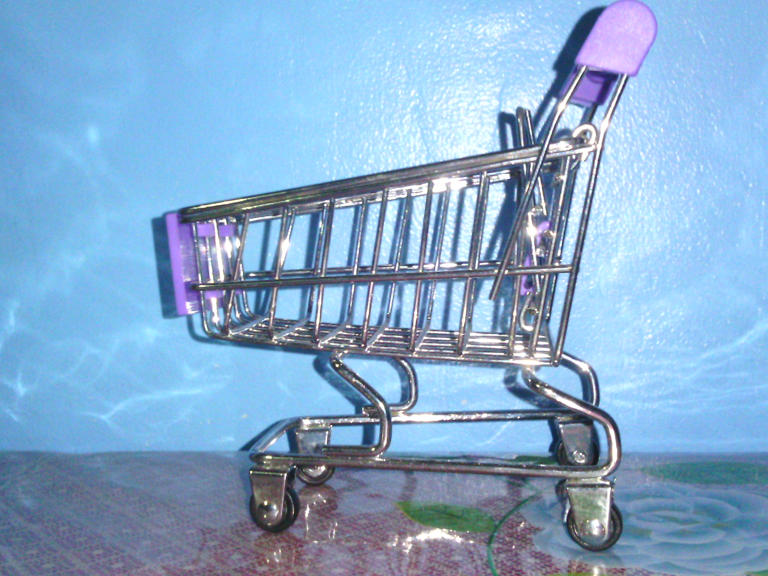 8 grocery store tricks shoppers rarely notice, former employees say