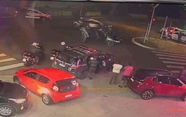 Jovem de 20 anos é baleado dentro carro após briga de trânsito e pede ...