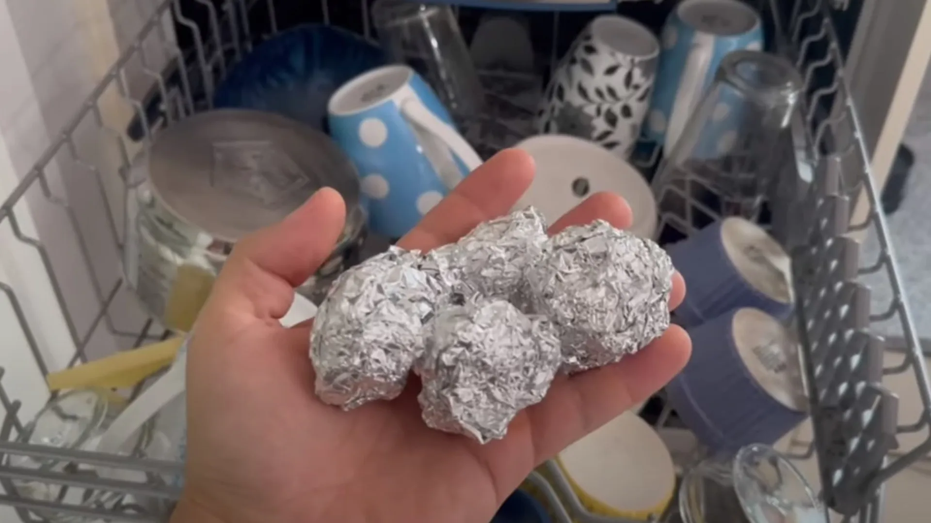 Doe af en toe een propje aluminiumfolie in je vaatwasser, en wel hierom!