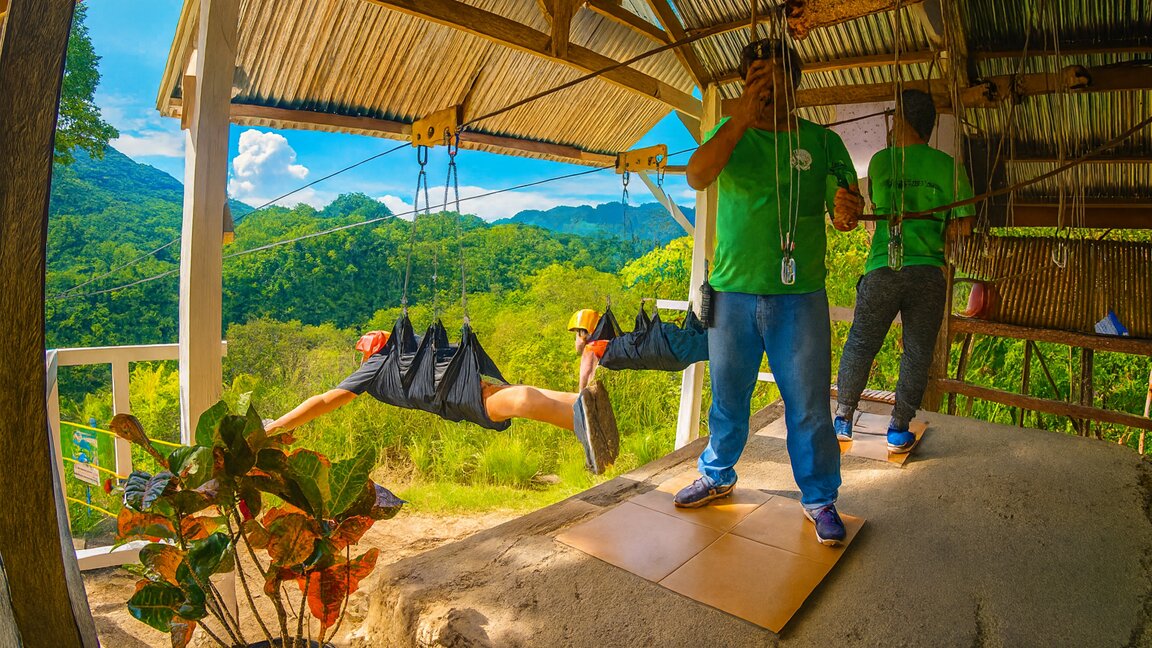 Sensasi meluncur dengan zipline di atas lembah hutan