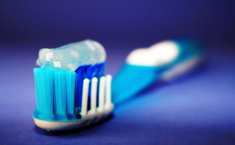 ¿Te cepillas los dientes antes de dormir? Este error común podría estar ...