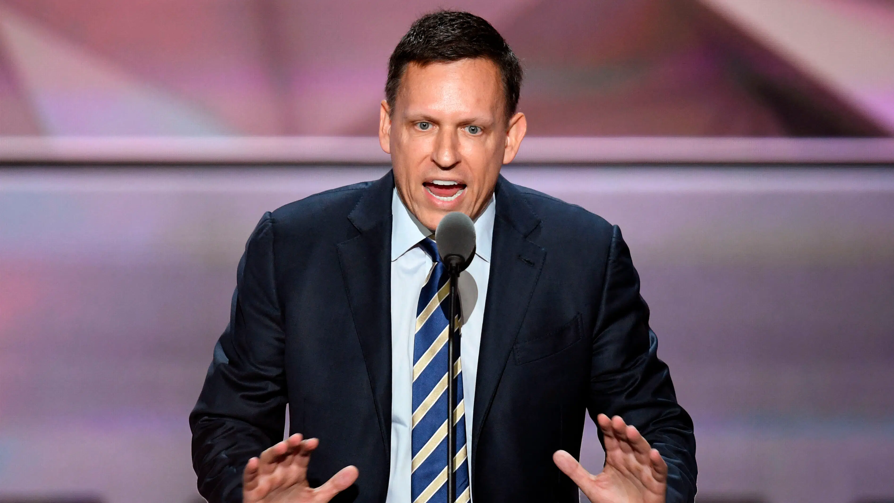 Nævnes igen og igen i Epstein-filerne – fra skyggerne er Peter Thiel ...