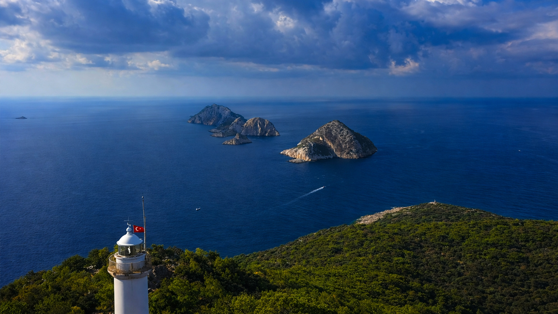 Isole tranquille sul mare blu profondo