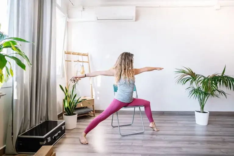Los mejores ejercicios de yoga en silla que puedes hacer en casa