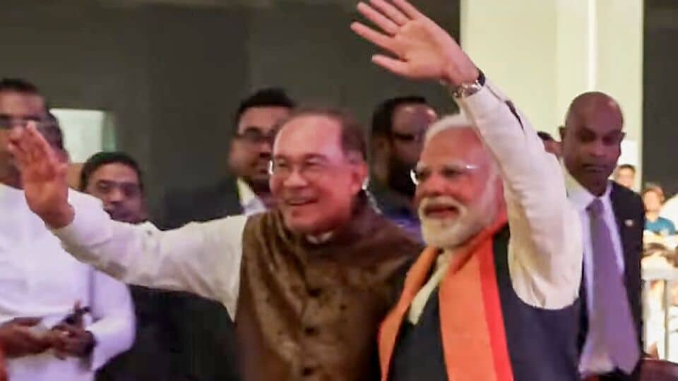PM Modi arrives in Malaysia's Kuala Lumpur to rousing welcome ...