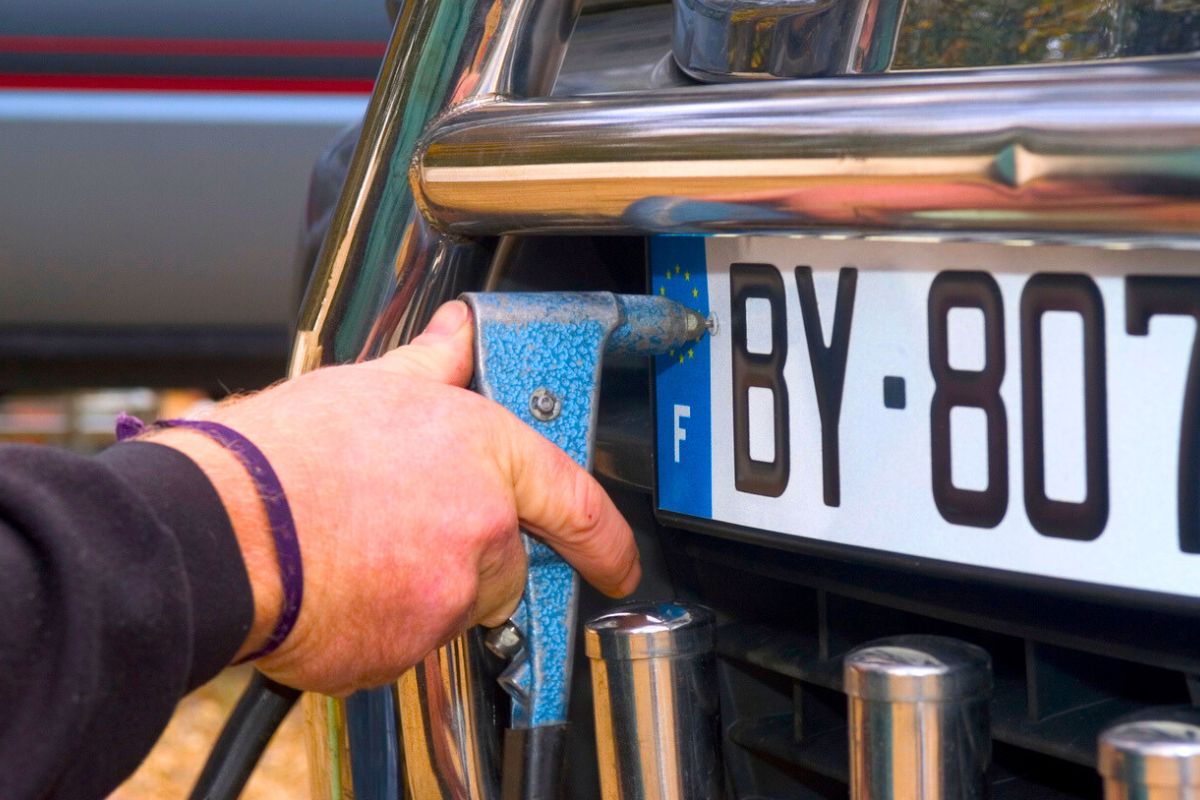 Plaque d’immatriculation : ce simple détail sur votre plaque peut vous ...