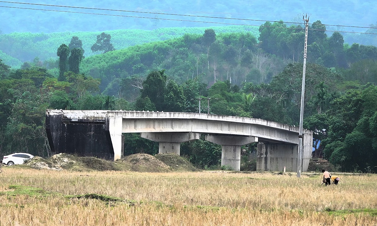 Bridge to nowhere: Vietnam province spends $600,000 on bridge that sits ...