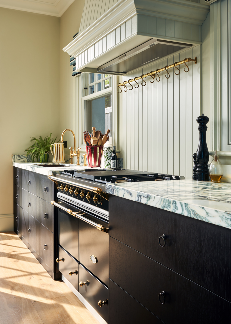 This transatlantic-inspired kitchen has us feeling anything but blue