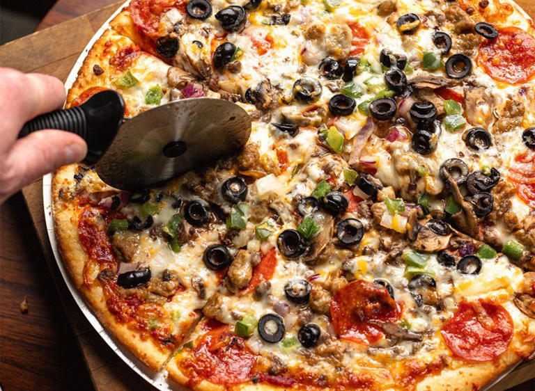 11 pizza chains that have more toppings than any other brands