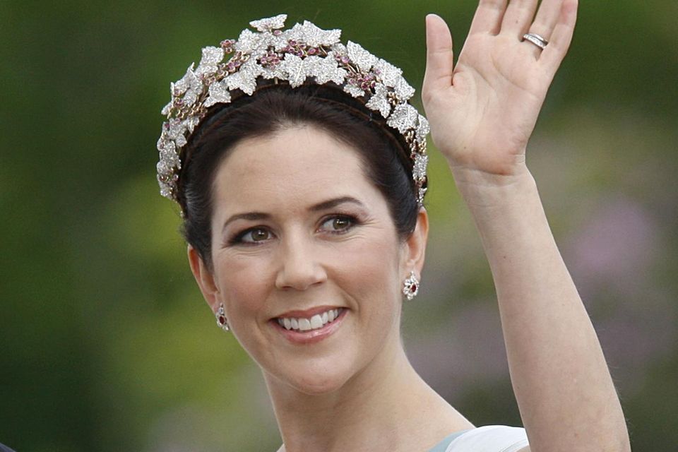 Royaler Schmuck: Gewusst? So leicht wird ein Collier zu einer Tiara ...