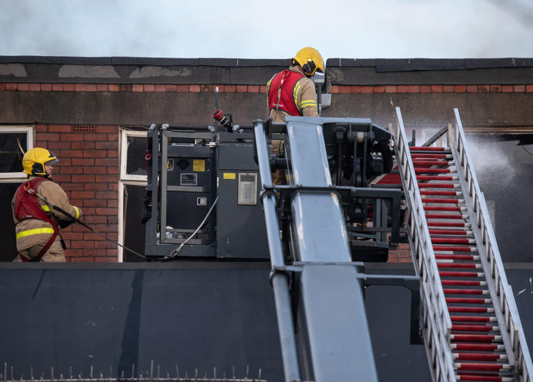 8 dramatic photos as firefighters deal with aftermath of Waterloo Road ...