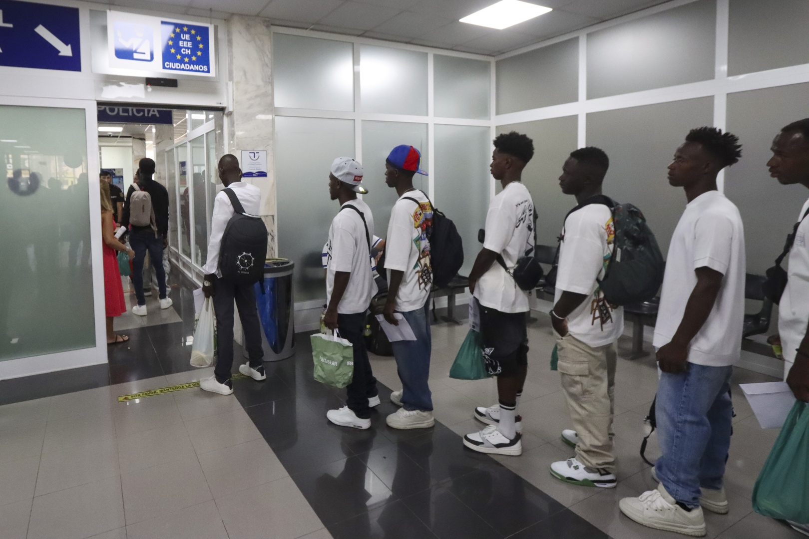 61 migrantes salen del CETI de Ceuta hacia la península por la máxima ...