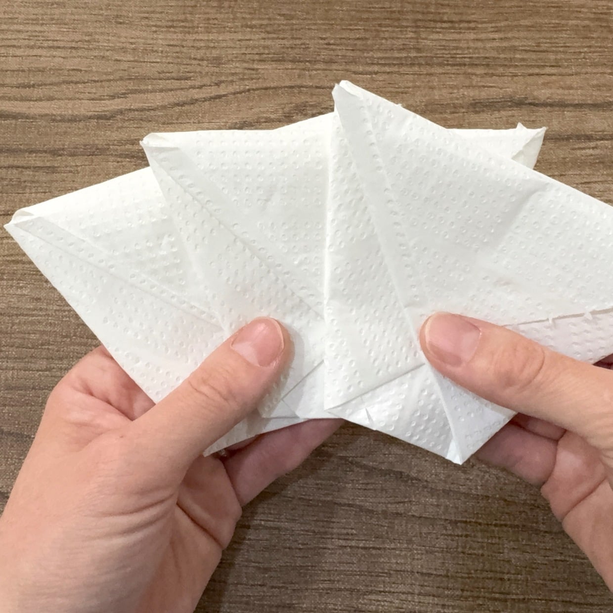 考えた人天才…!「キッチンペーパー」を折るだけで家事がラクになる便利な活用術3つ