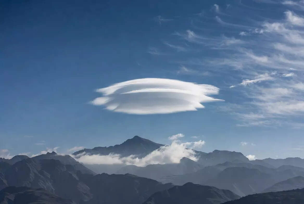 Why certain clouds look like perfect UFOs: The science of lenticular ...