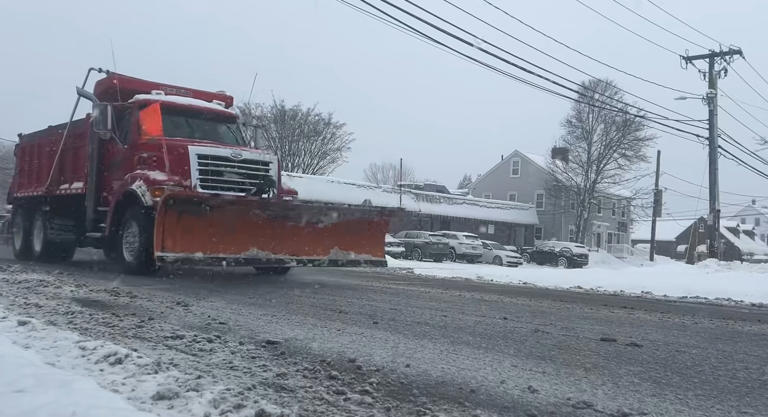 Snow briefly stops planes at Boston's Logan Airport