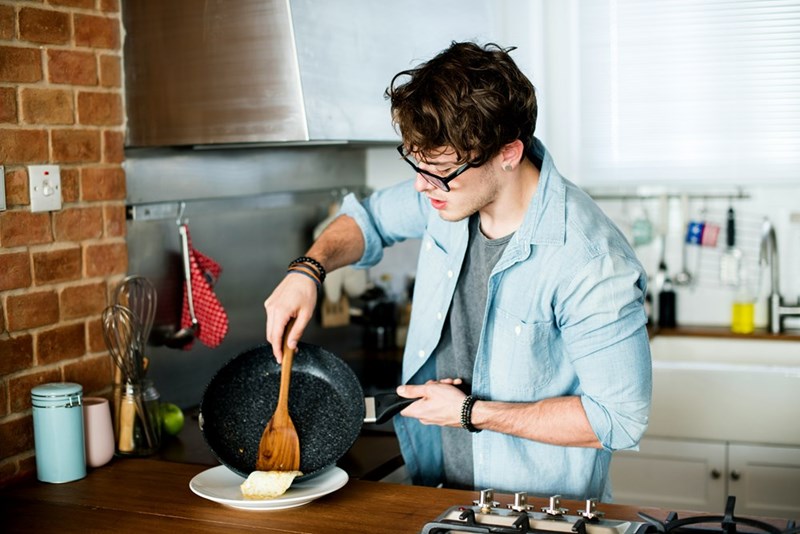 29-year-old husband stops cooking for his wife, only cooks for female ...