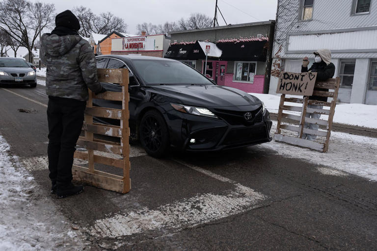 Minneapolis tells residents to stop building anti-ICE barricades, but ...