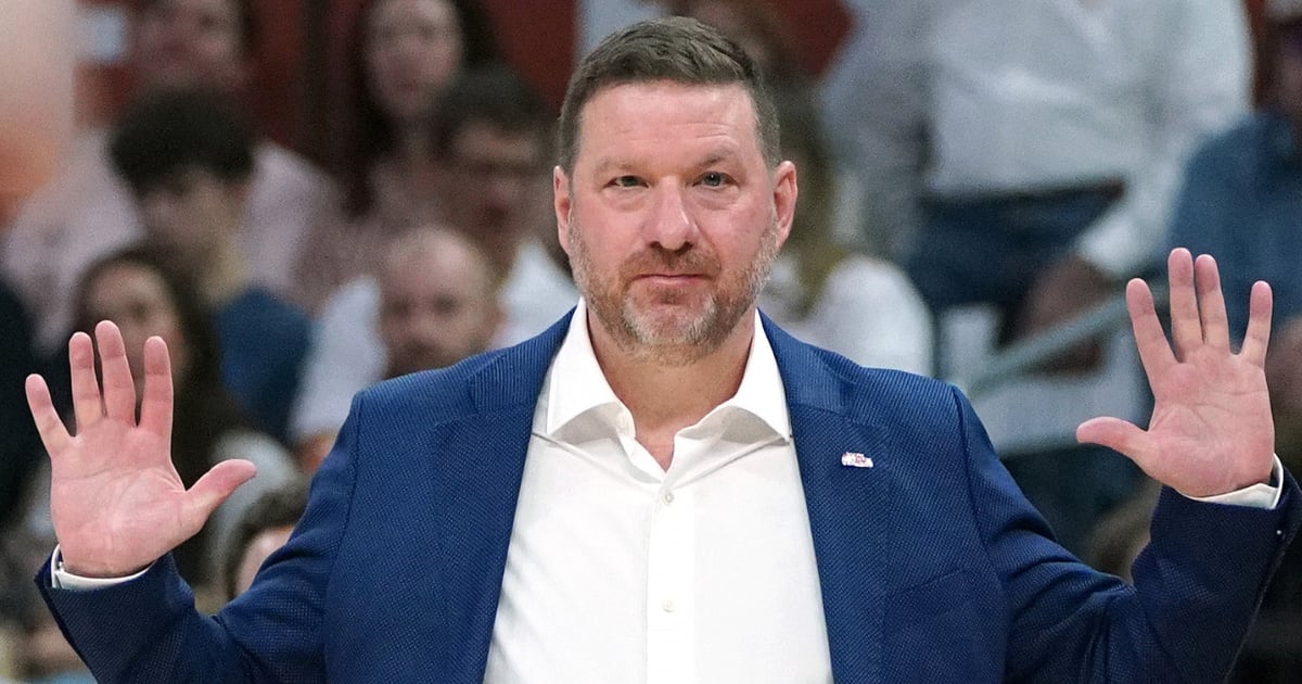 Texas fans direct chant at former HC Chris Beard: 'Don't hit women'