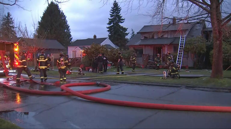 Triplex fire in Everett forces 8 residents relocate