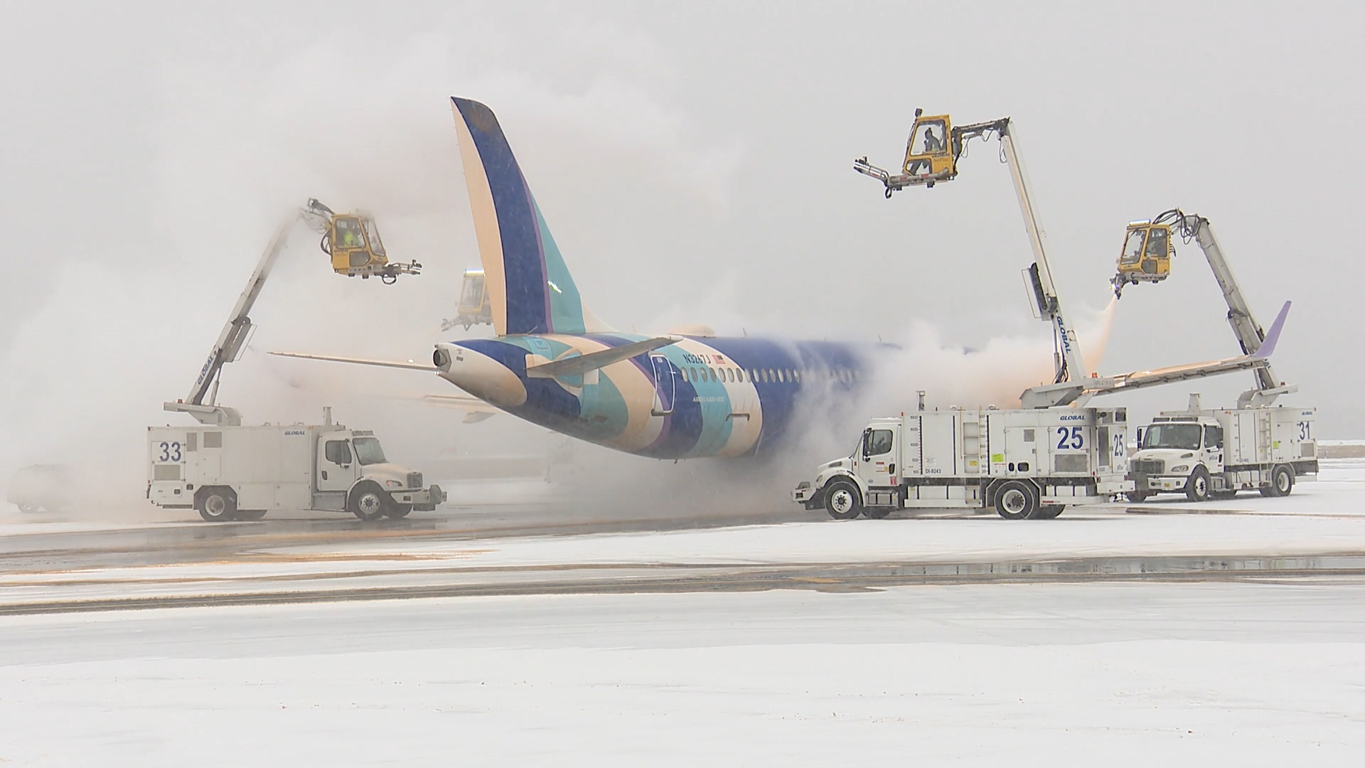 Snow briefly stops planes at Boston's Logan Airport