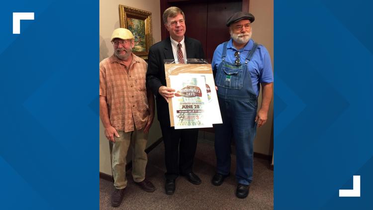 Huntsville mayor Tommy Battle honors the life of Microwave Dave