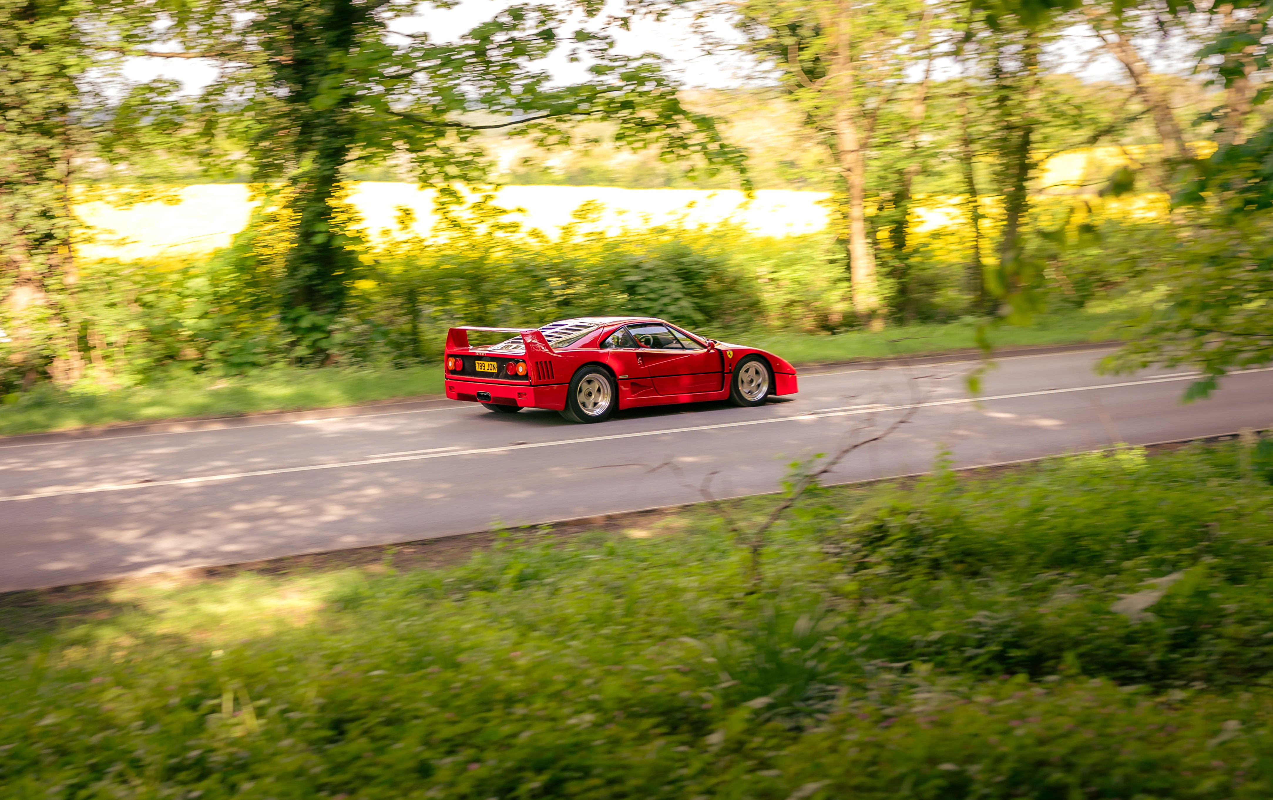Zeldzame Ferrari F40 zwaar beschadigd na crash tijdens proefrit in Engeland