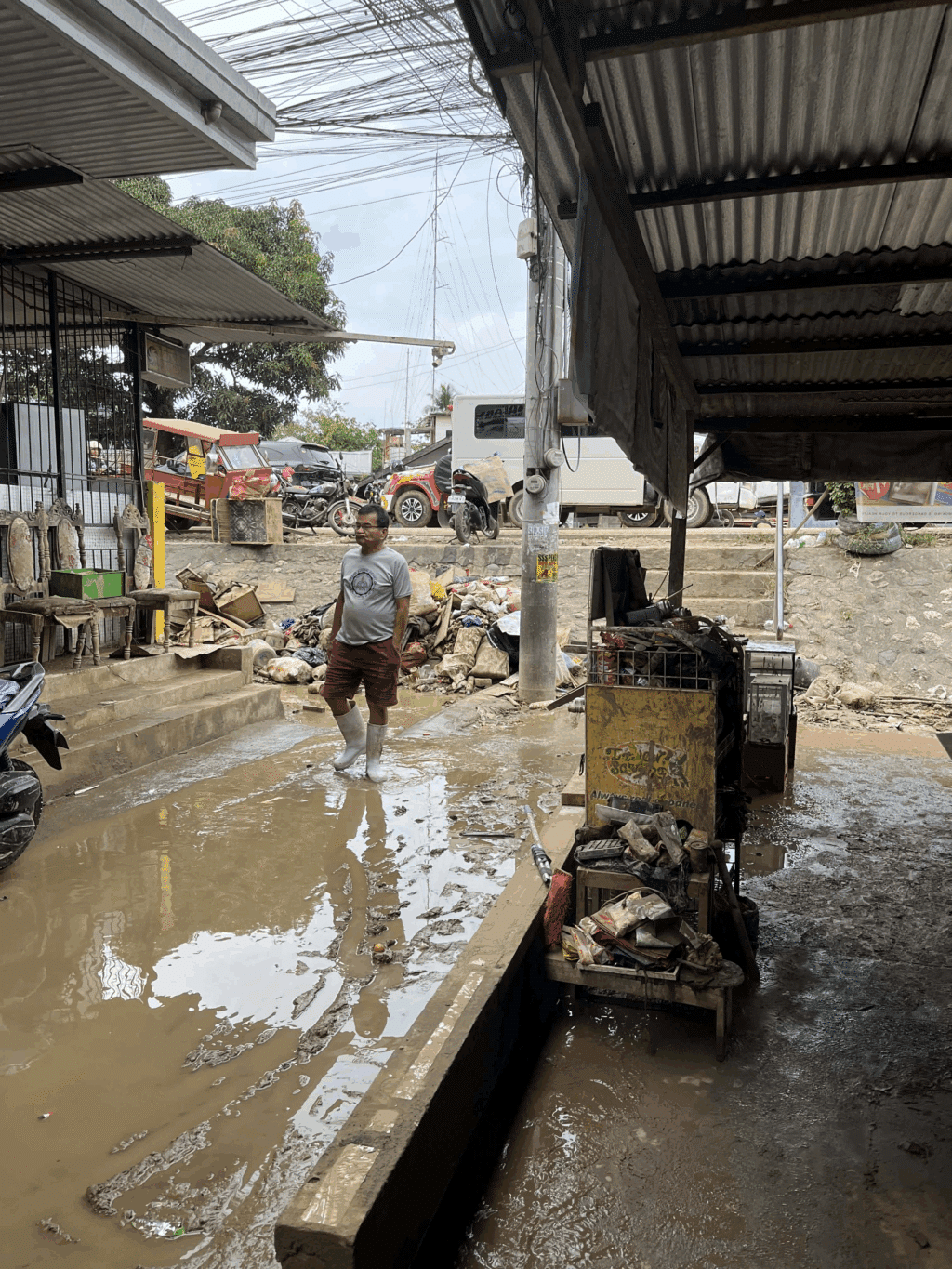 Iligan resident recalls harrowing 8-foot-deep flood after Basyang ...