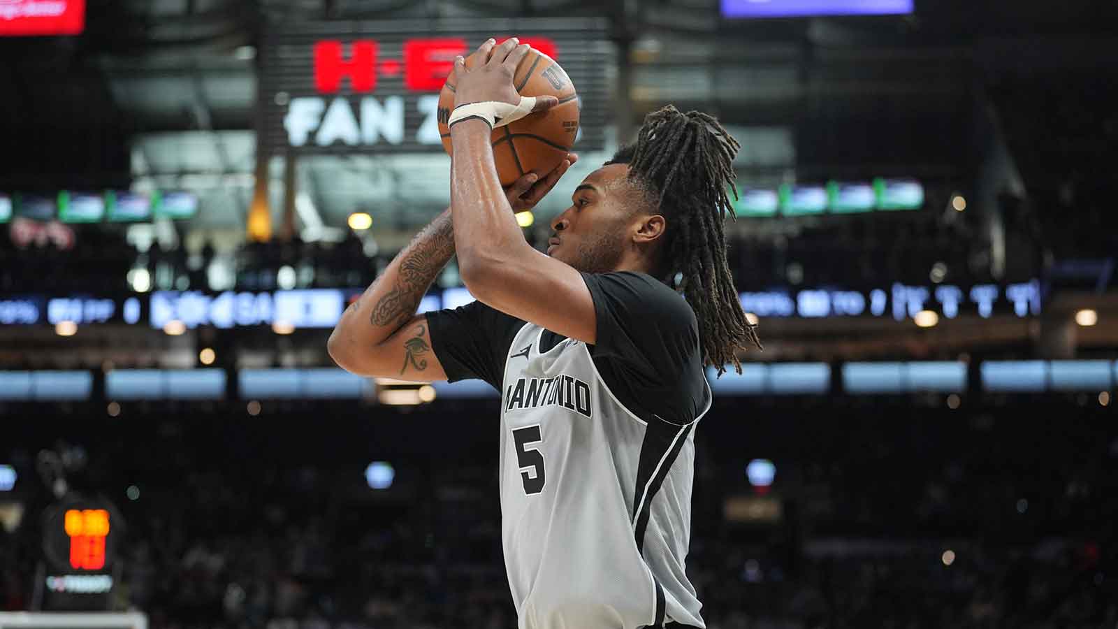 Spurs’ Stephon Castle shows off with vicious windmill dunk