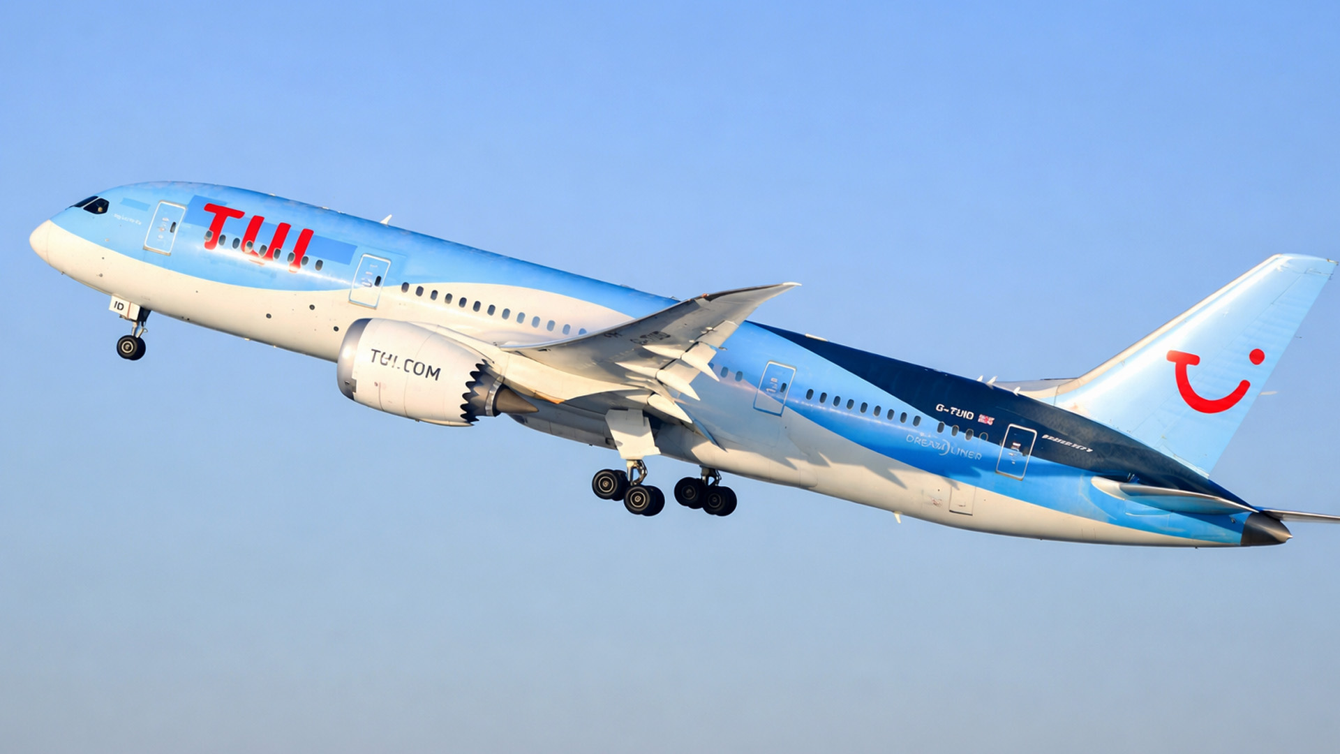 TUI passenger jet seen before being scrapped