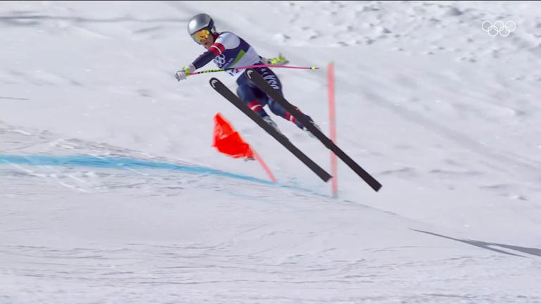 Lindsey Vonn crashes hard in Olympic downhill, airlifted off slopes