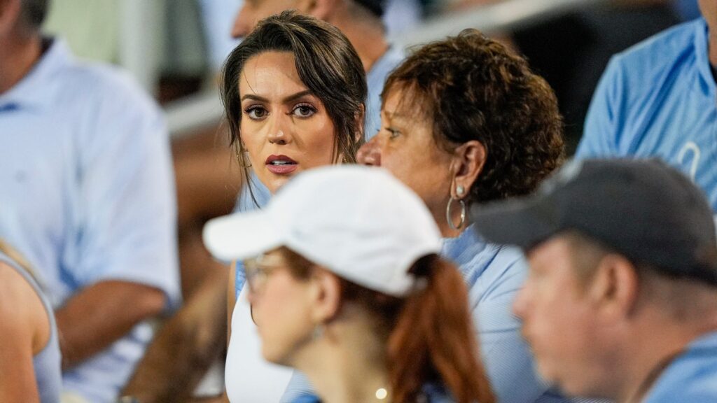 Bill Belichick’s Girlfriend Sends Shot At Patriots’ Robert Kraft Before ...