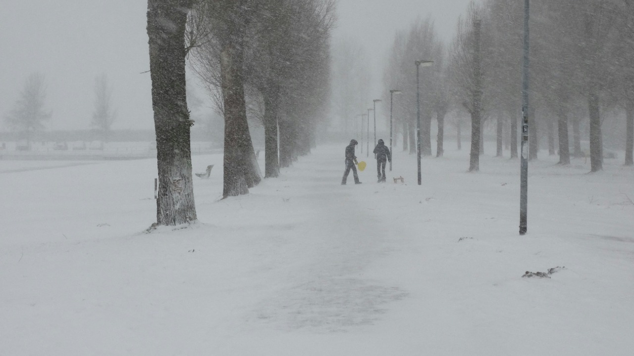 Blizzard to bury 2 states in 2 ft of snow with 70 mph winds