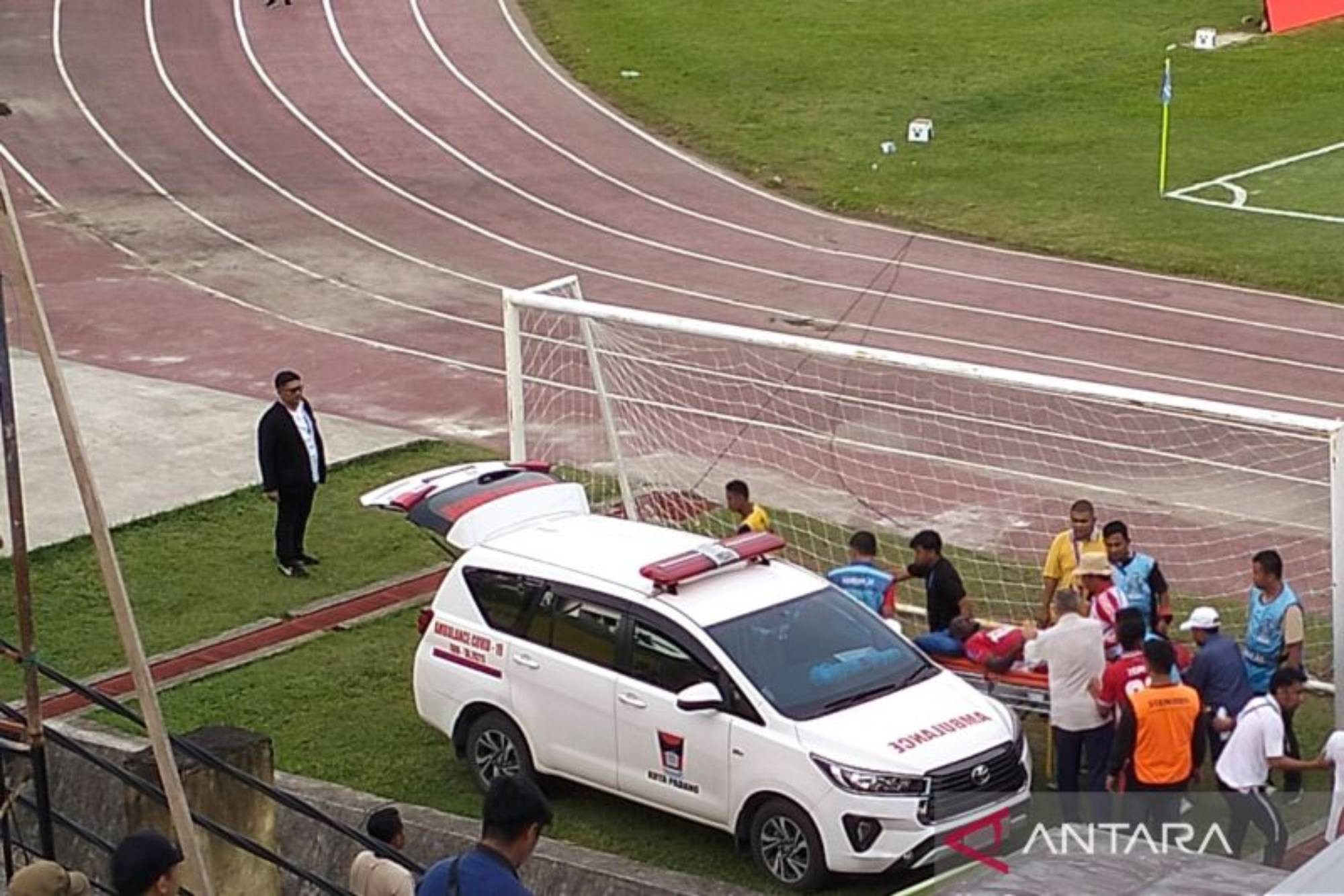 Pemain Semen Padang Ravy Tsouka kolaps seusai hadapi Persita