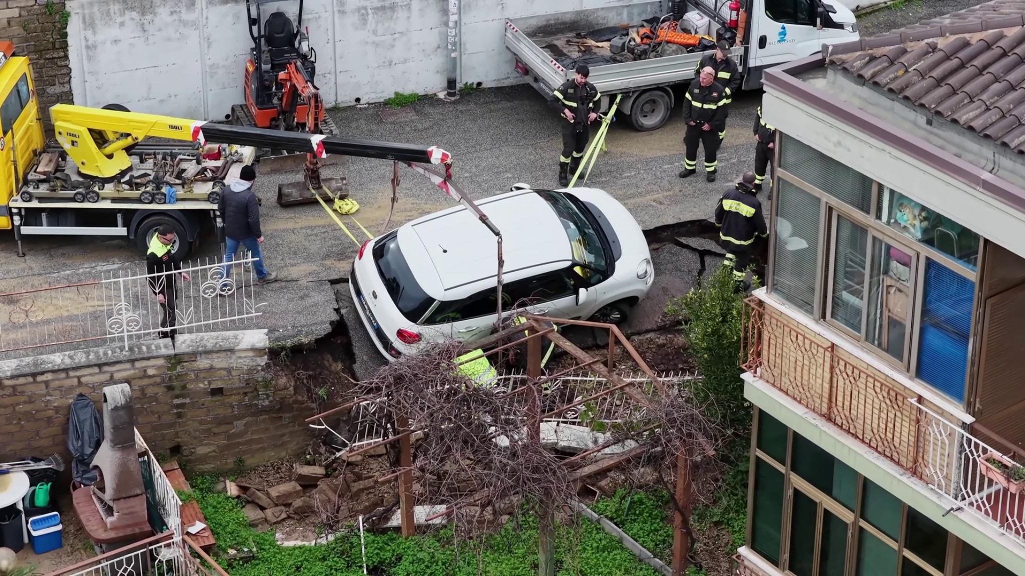 Cede la strada sotto un'auto a Roma, le immagini del drone