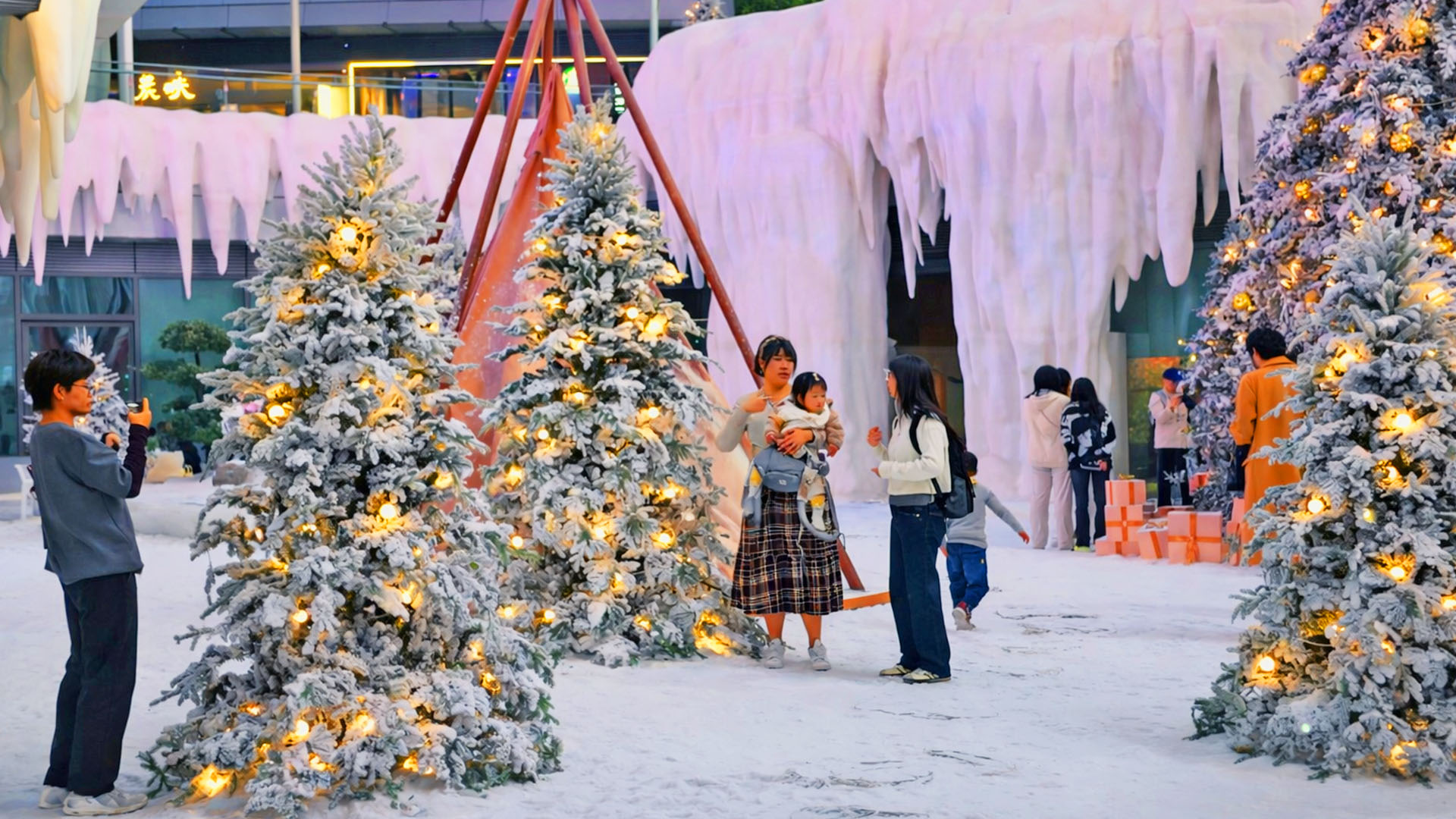 Árboles de Navidad decoran un centro comercial en China