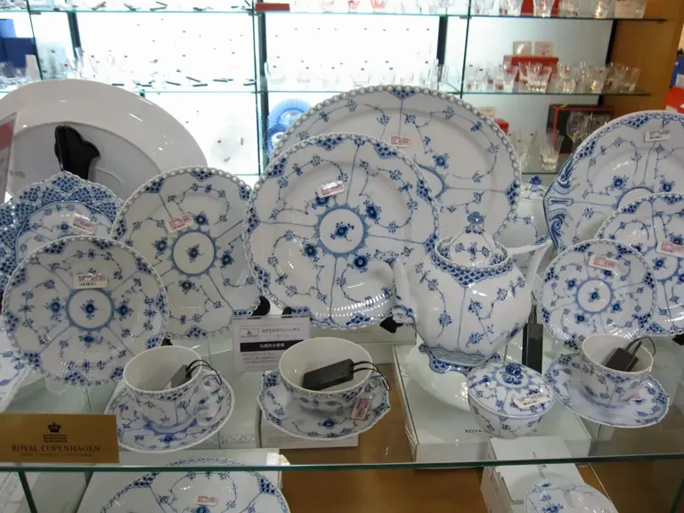 8 antique china sets worth thousands that people are now afraid to use