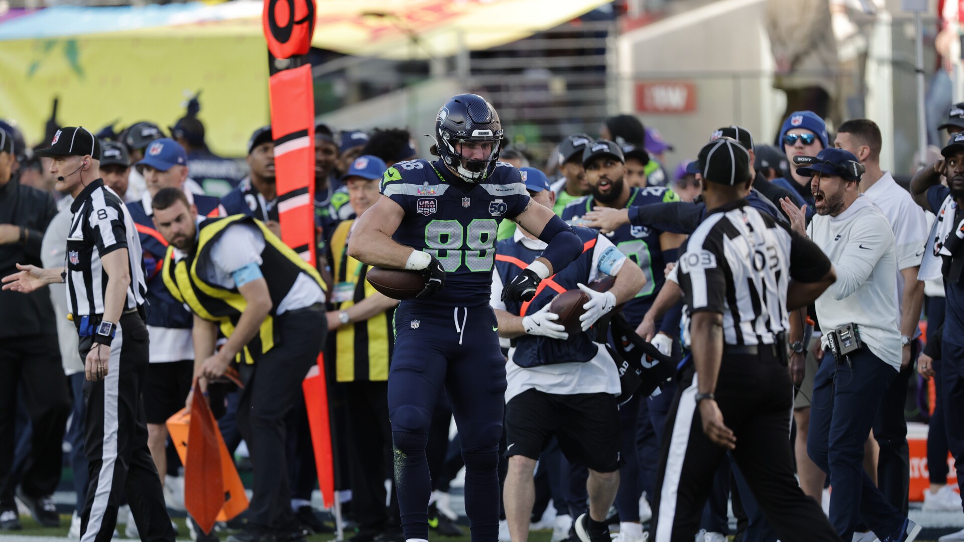 Sam Darnold, AJ Barner put Seahawks up 19-0 early in fourth