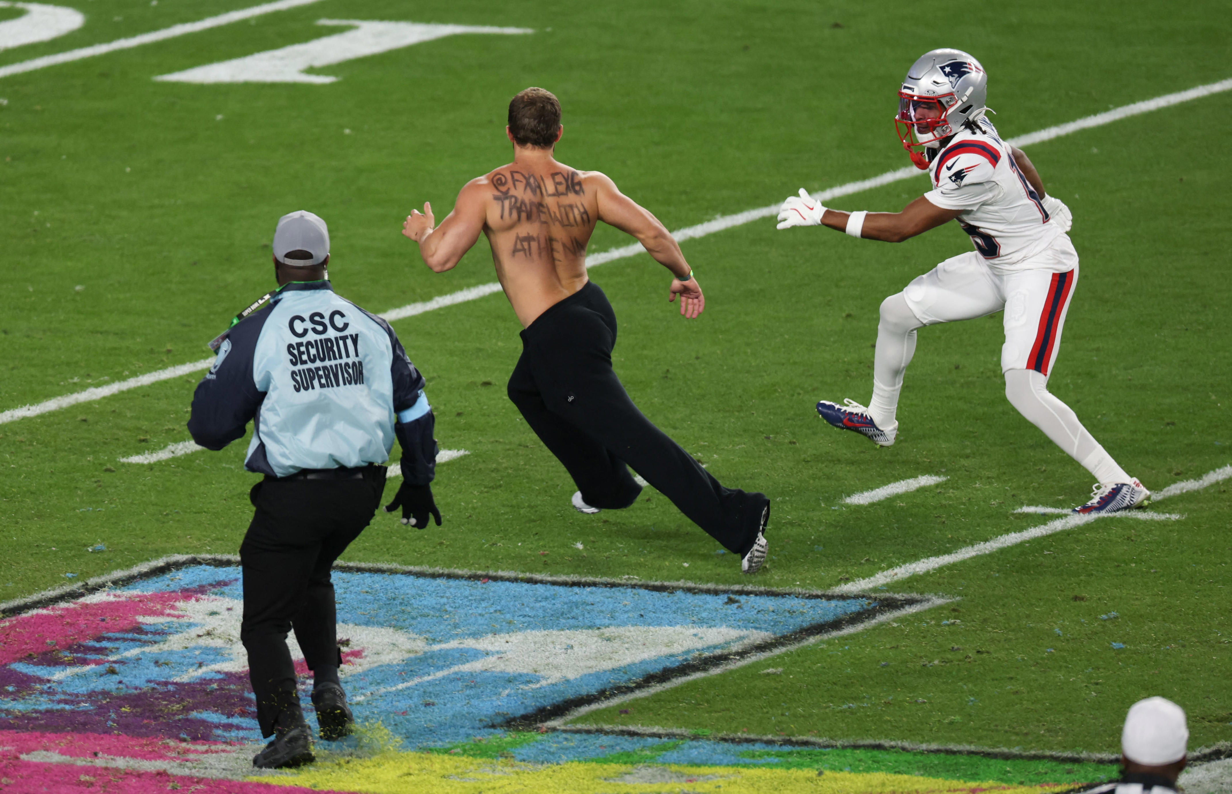 Patriots rookie helps security chase down streaker on field at SB LX