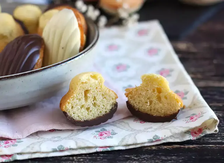 Madeleines with chocolate - video recipe!