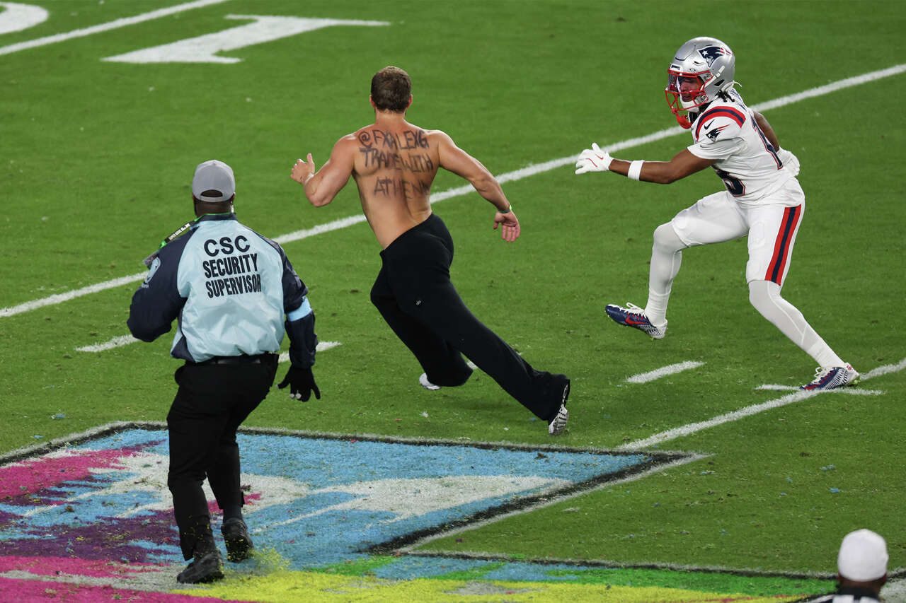 Shirtless man runs onto Super Bowl field mid-game