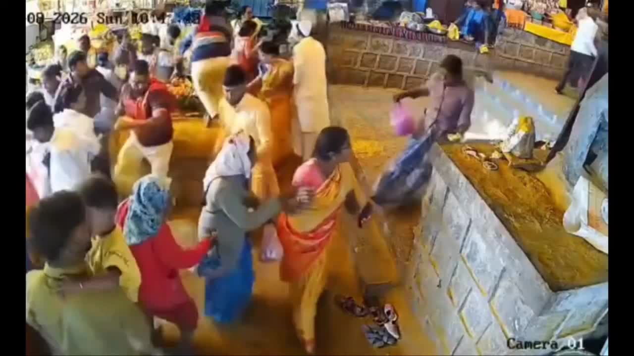 Bull creates panic at Jejuri Fort’s Khandoba Temple in Pune; devotees flee