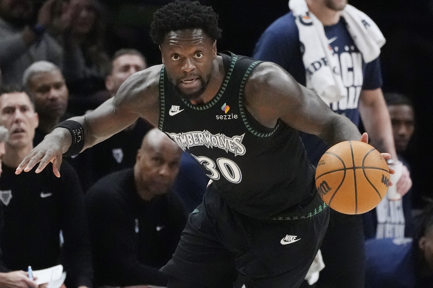 NBA fans criticize Clippers guard for fighting with Julius Randle ...